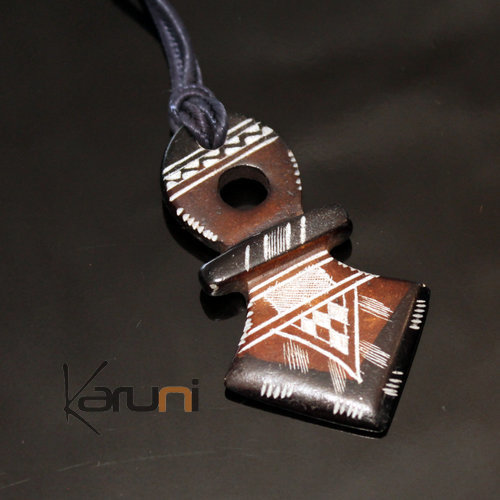 Croix du Niger ou du Sud touareg argent, bois d'ébène et pierres. Des ...